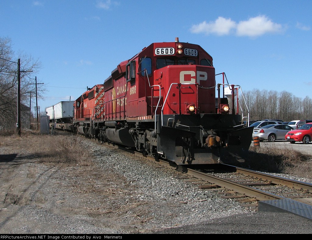 CP 6608 at Cobourg